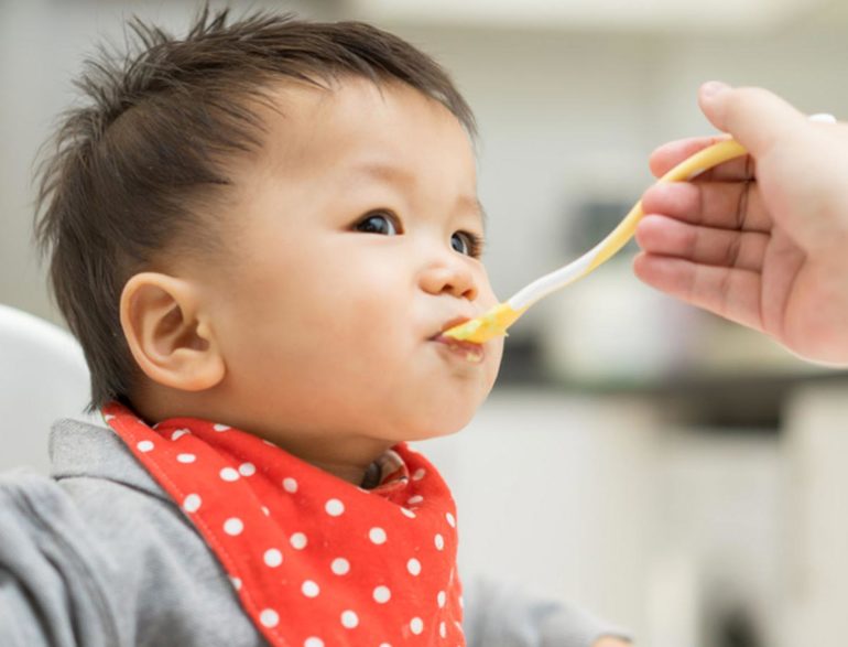 Beim Baby Beikost einführen