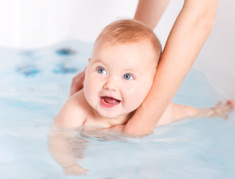 Baby waschen und baden | Pflege-Tipps für Eltern mit Kind