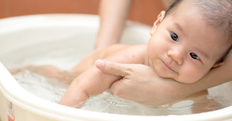 Baby baden leicht gemacht - Baby.at